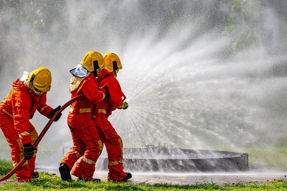 Zalety systemów gaszenia mgłą wodną, a tradycyjne instalacje